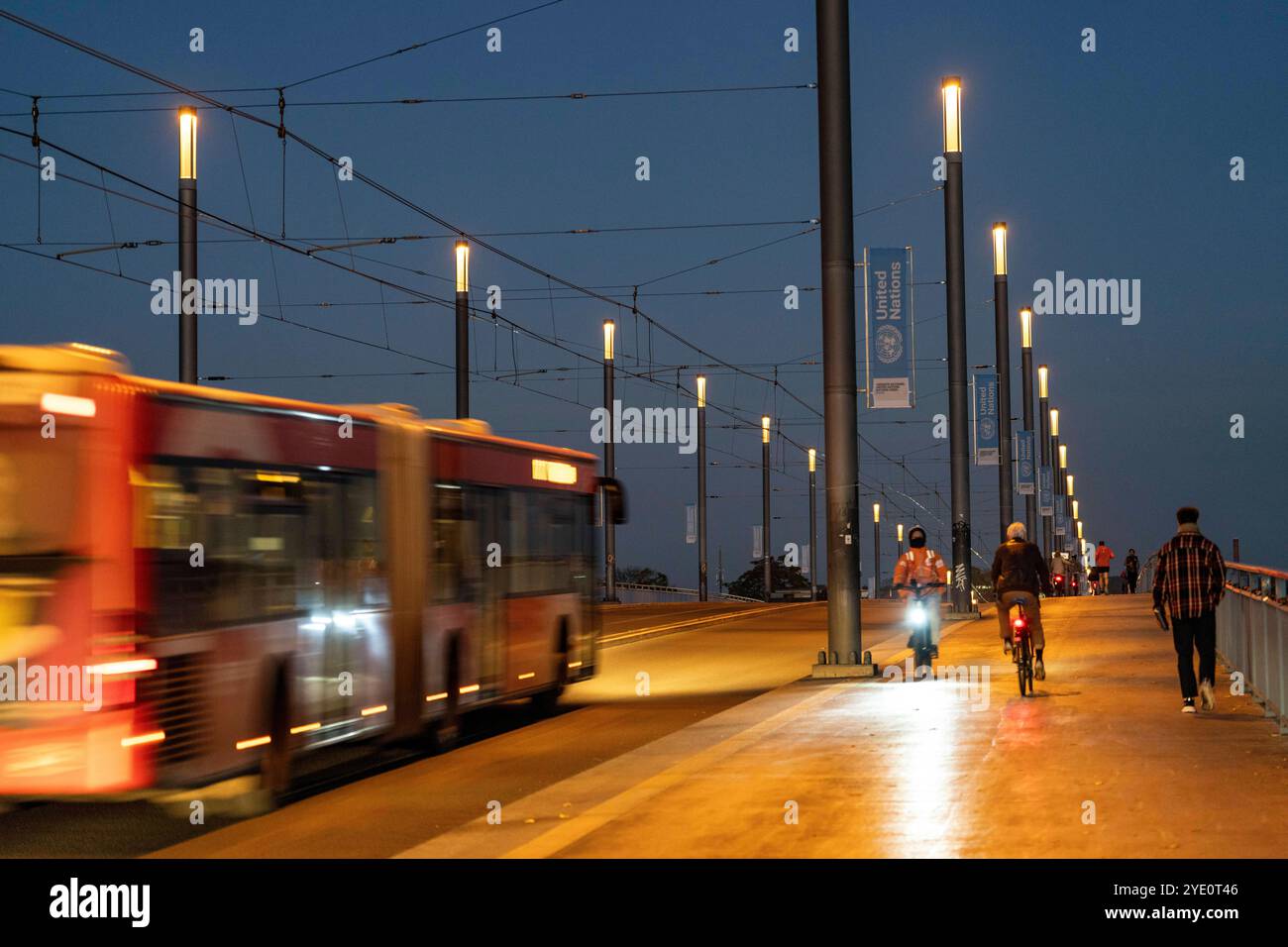 Verkehr auf der Kennedybrücke, mittlere der 3 Bonner Rheinbrücken ...