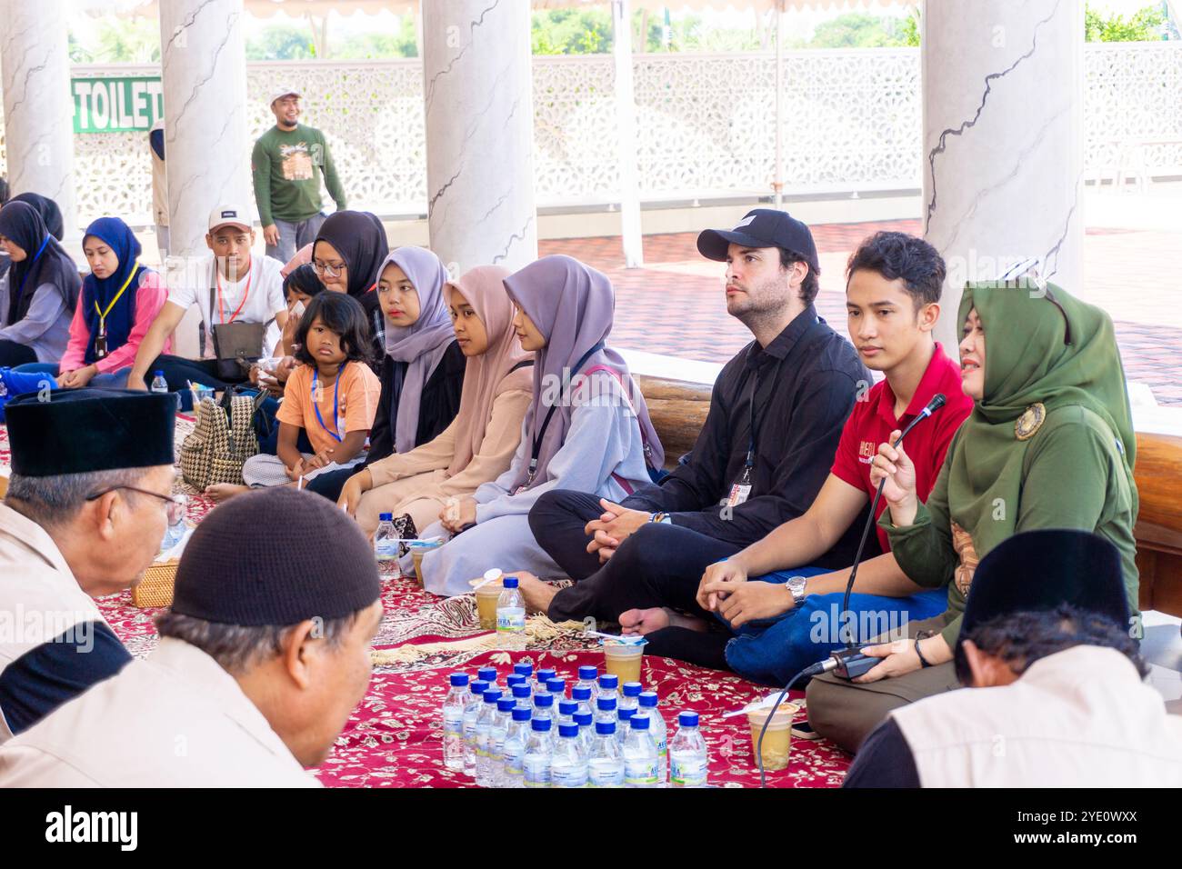 People visiting Baidhowi Mosque. This mosque is similar to the Nabawi ...
