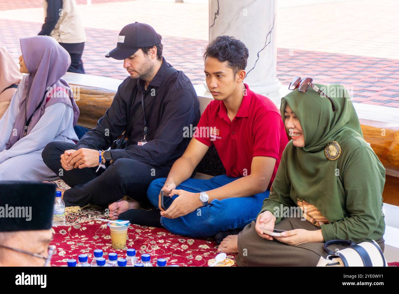 People visiting Baidhowi Mosque. This mosque is similar to the Nabawi ...