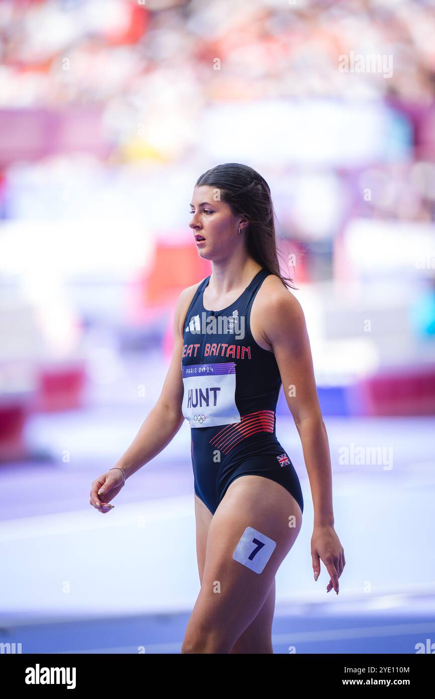 Amy Hunt participating in the 4x100 meters relay at the Paris 2024 ...