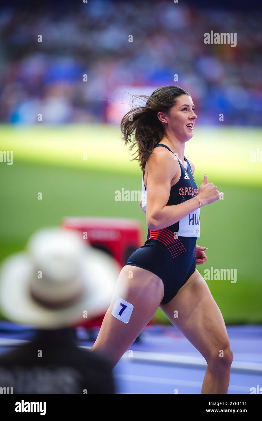 Amy Hunt participating in the 4x100 meters relay at the Paris 2024 ...