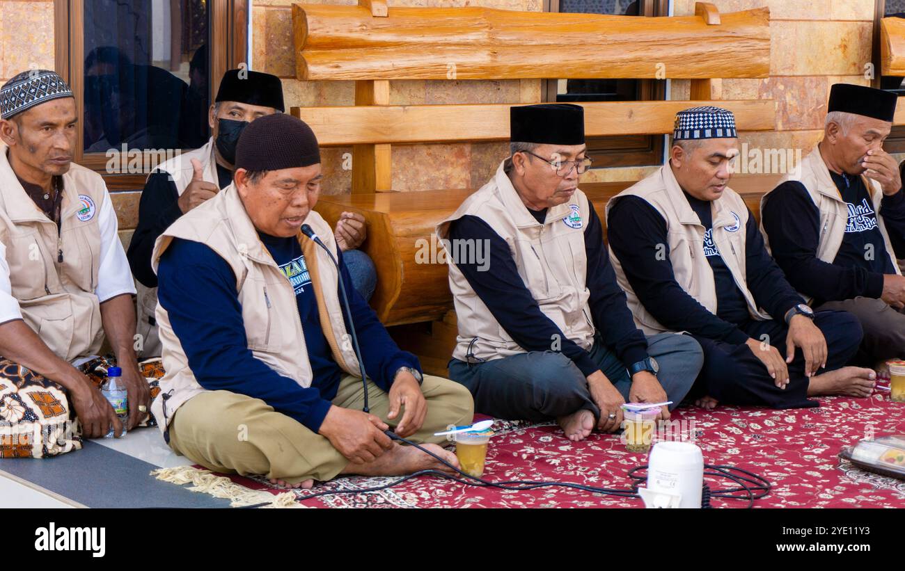 People visiting Baidhowi Mosque. This mosque is similar to the Nabawi Mosque in Medina Stock ...