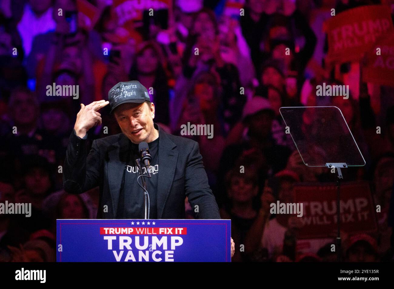 Entrepreneur Elon Musk shows off his MAGA cap ahead of former president ...