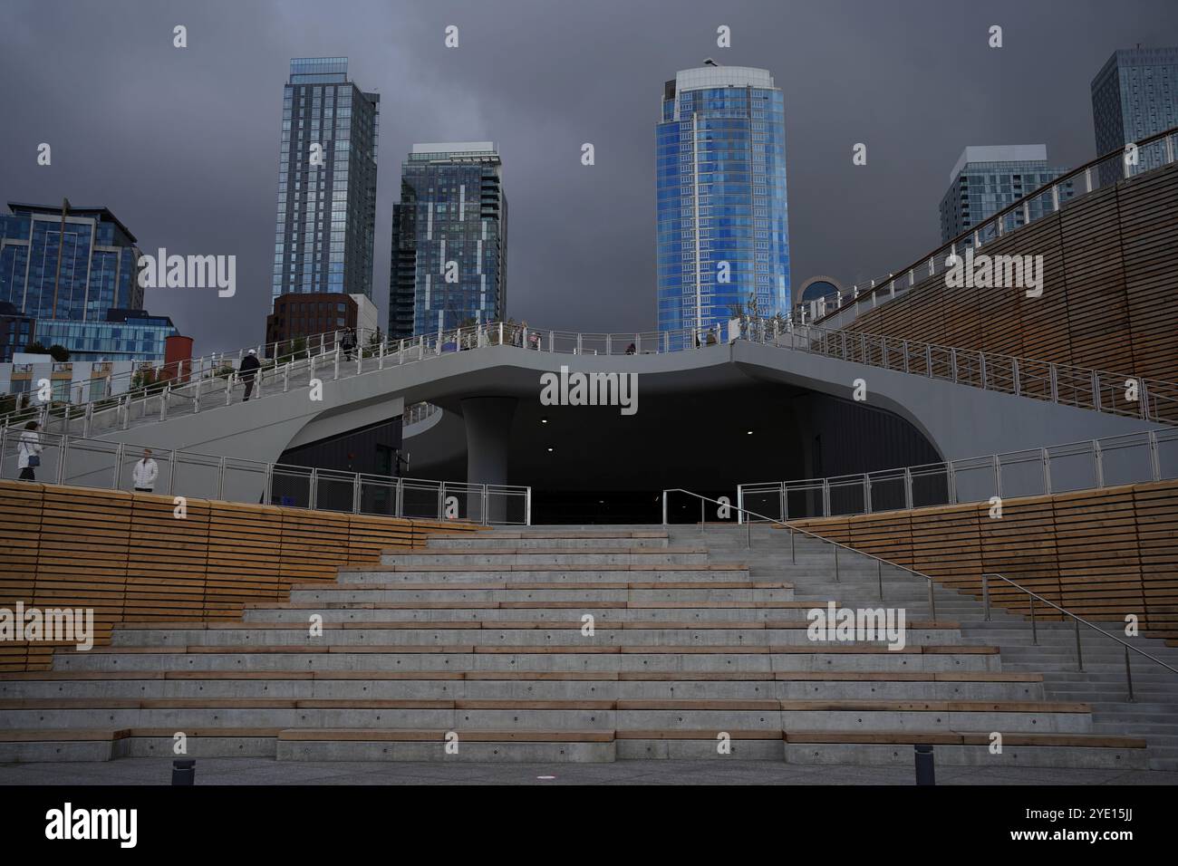 Views of the skyline of downdown Seattle, Washington, USA from the ...