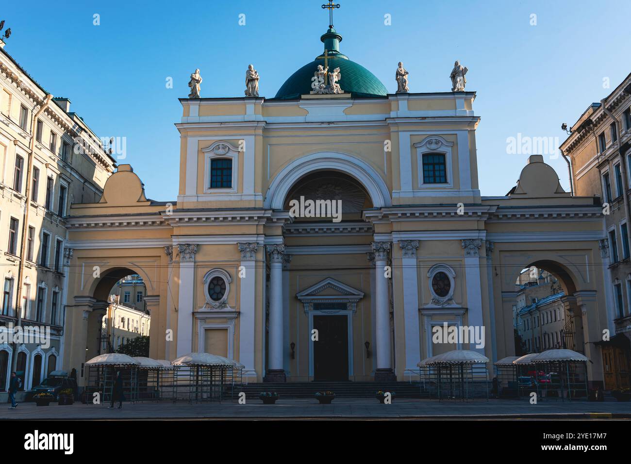 Neoclassical columns facade hi-res stock photography and images - Alamy