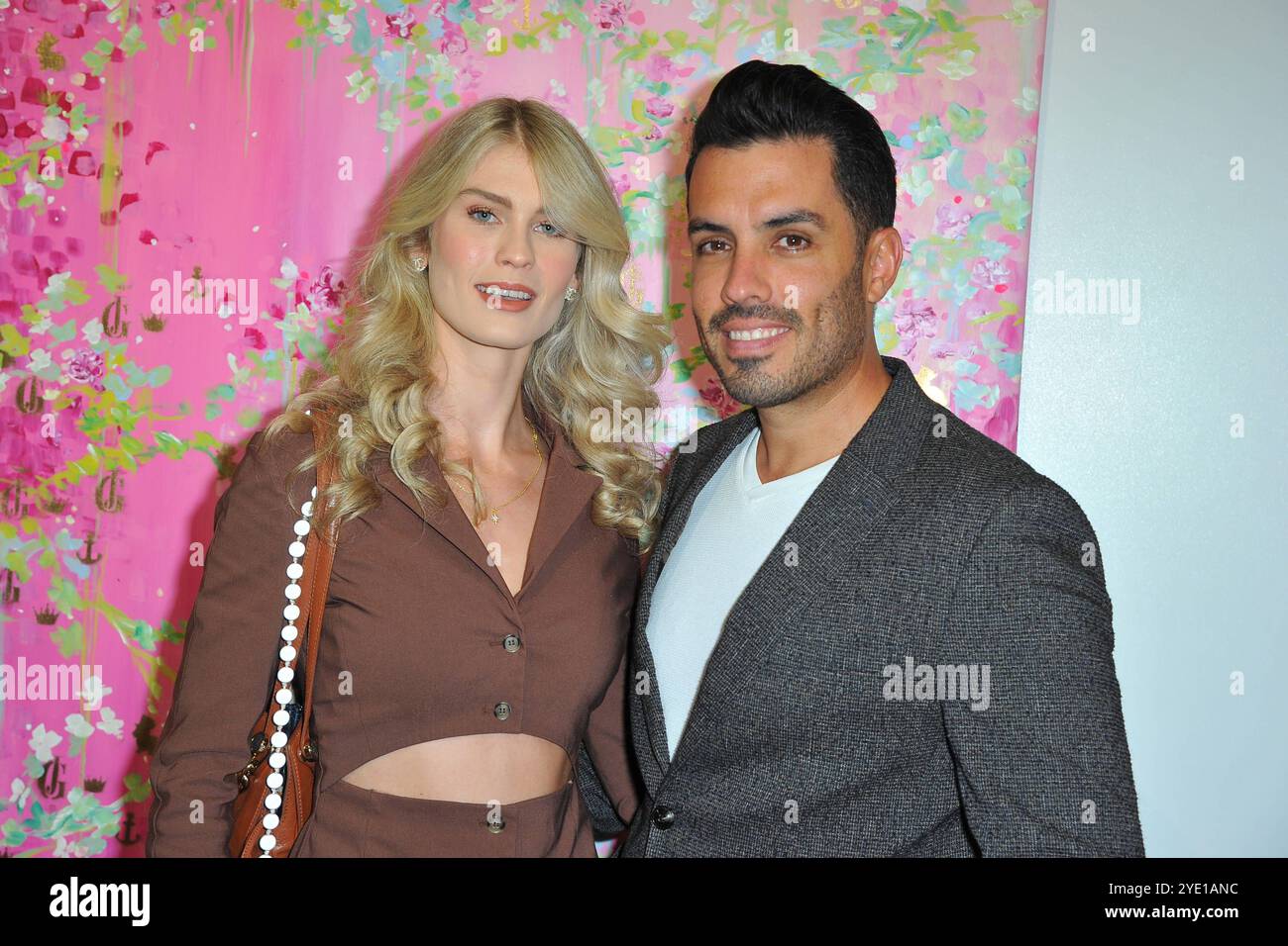 Louisa Kapitza mit Freund Jay Bermudez. Vernissage Fifth Season von ...