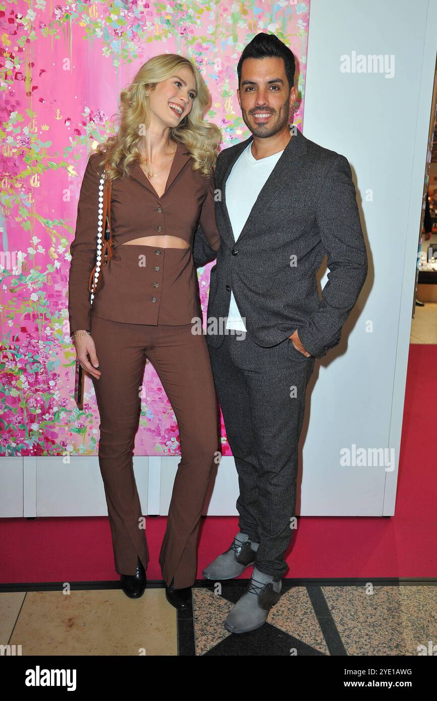 Louisa Kapitza mit Freund Jay Bermudez. Vernissage Fifth Season von ...