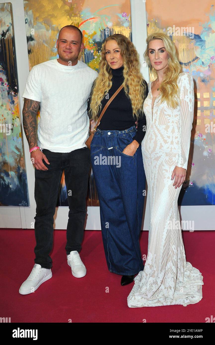 Jenny Elvers mit Sohn Paul und Juliane Golbs. Vernissage Fifth Season ...