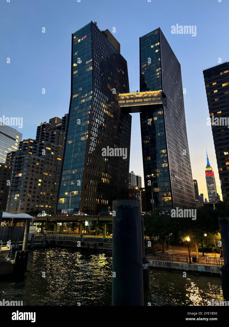 Connecting skyline hi-res stock photography and images - Alamy