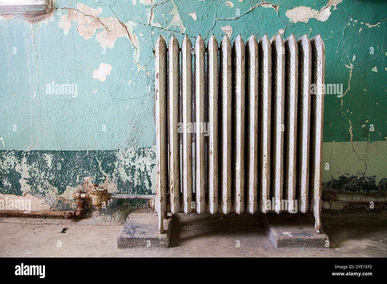 Old peeling wall pipes hi-res stock photography and images - Alamy