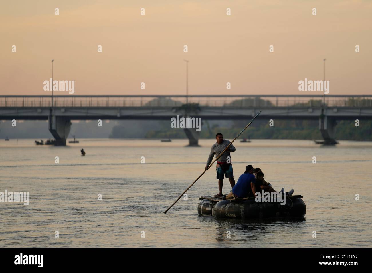 Honduran migrant Luis Alonso Valle and his family cross the Suchiate ...