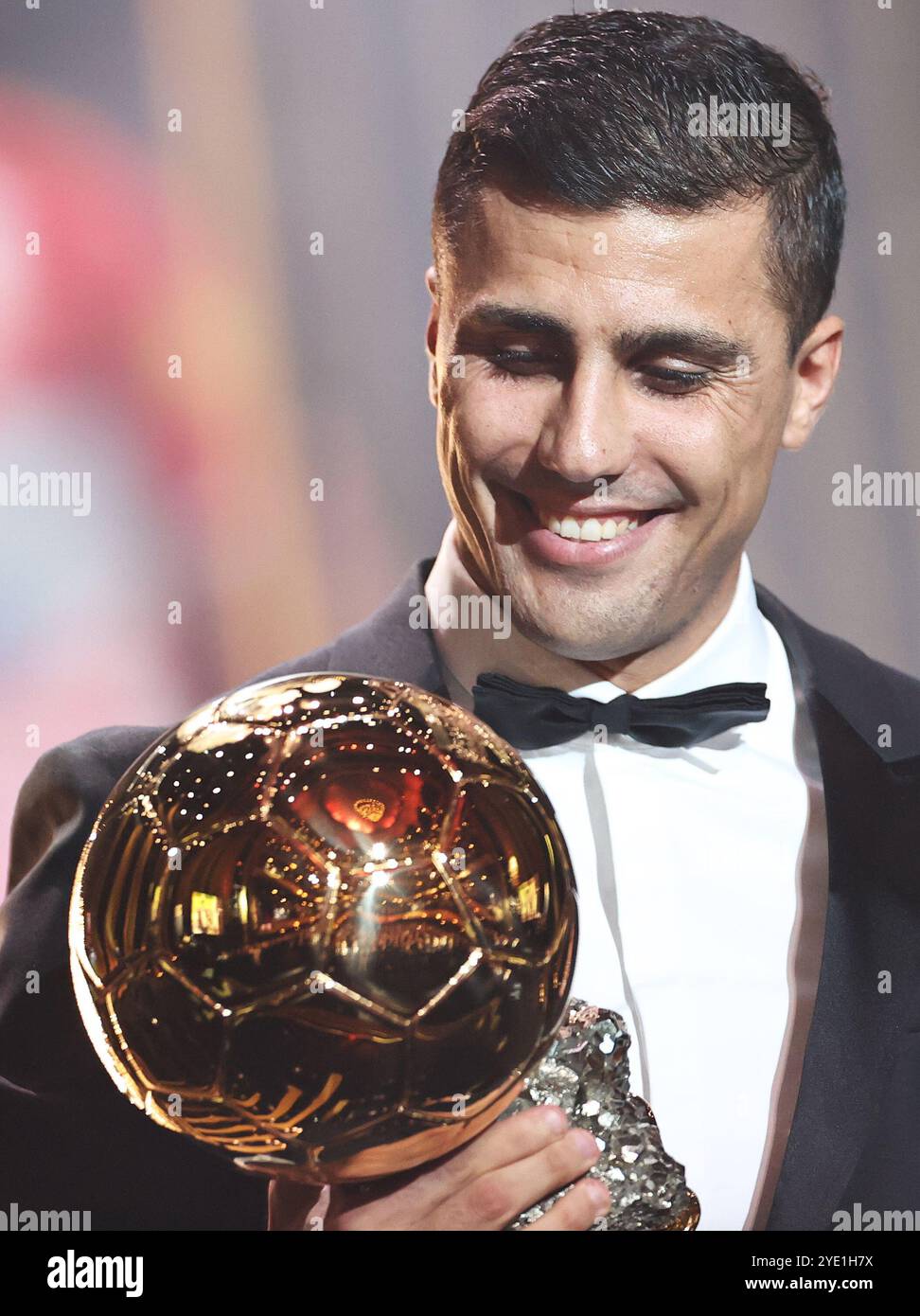 Paris, France. 28th Oct, 2024. Manchester City's Spanish player Rodri reacts with his trophy ...