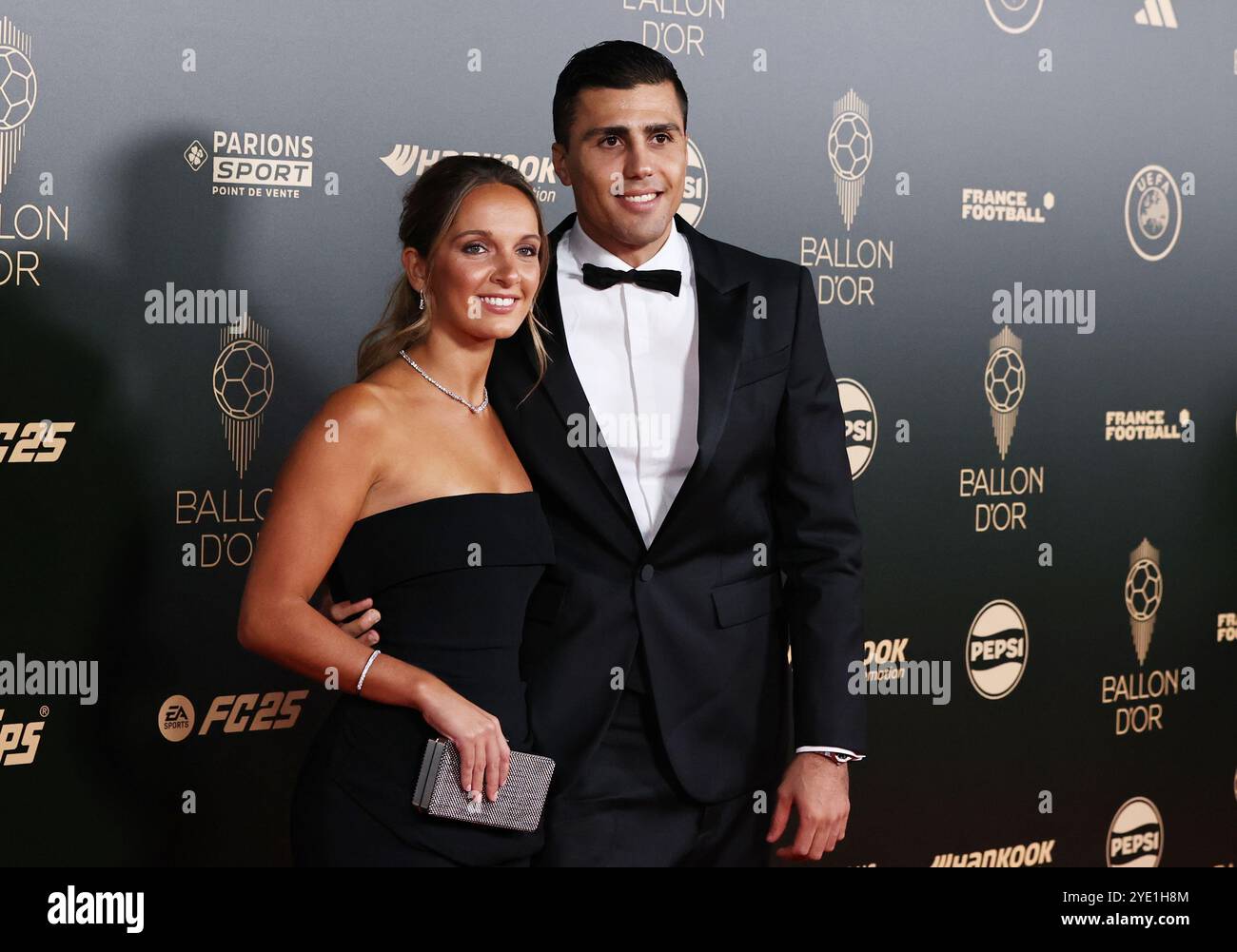 Paris, France. 28th Oct, 2024. Manchester City's Spanish player Rodri Rodri (R) arrives with his ...