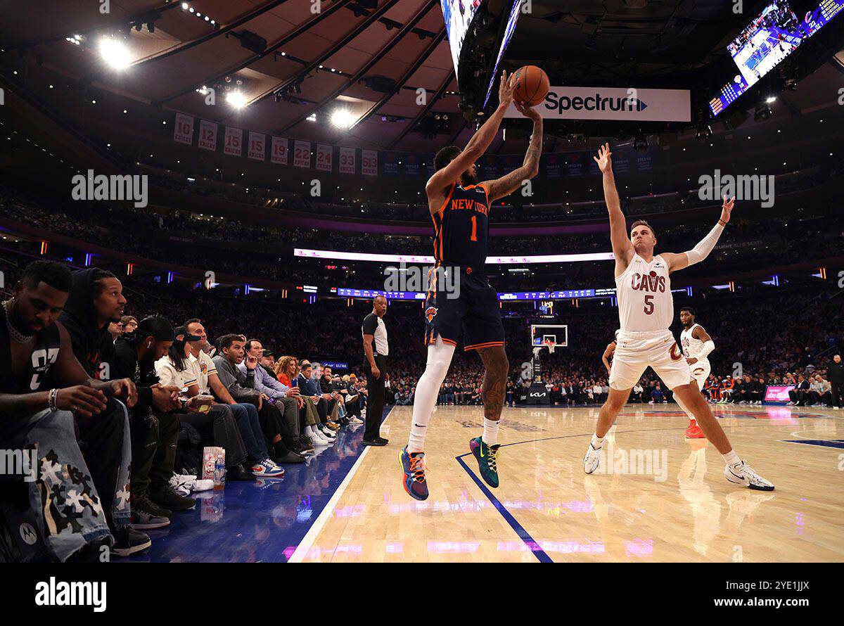 New York Knicks' Cameron Payne (1) shoots the ball past Cleveland ...