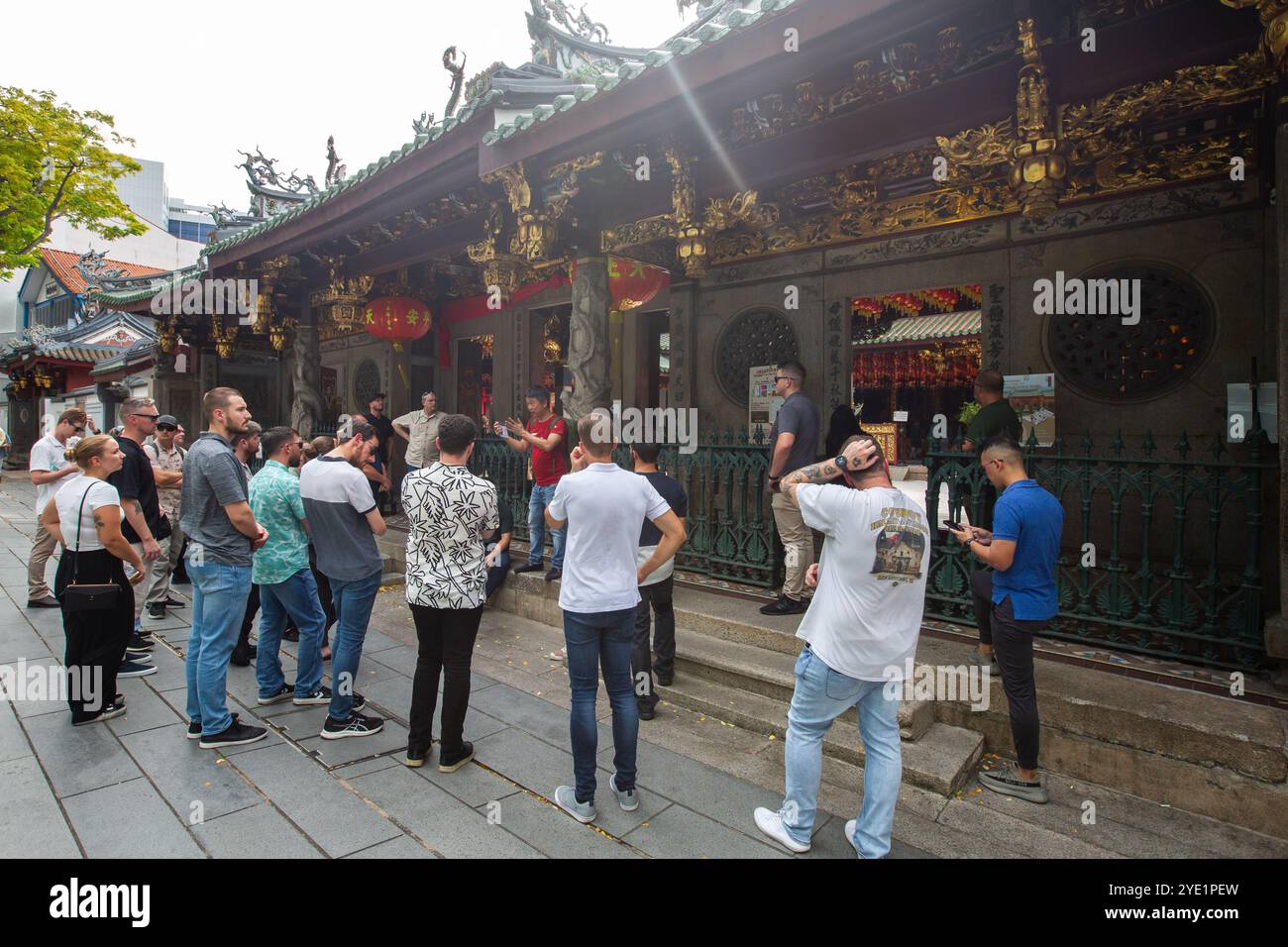 Group of USA tourists stand in front of the Thian Hock Keng Temple ...