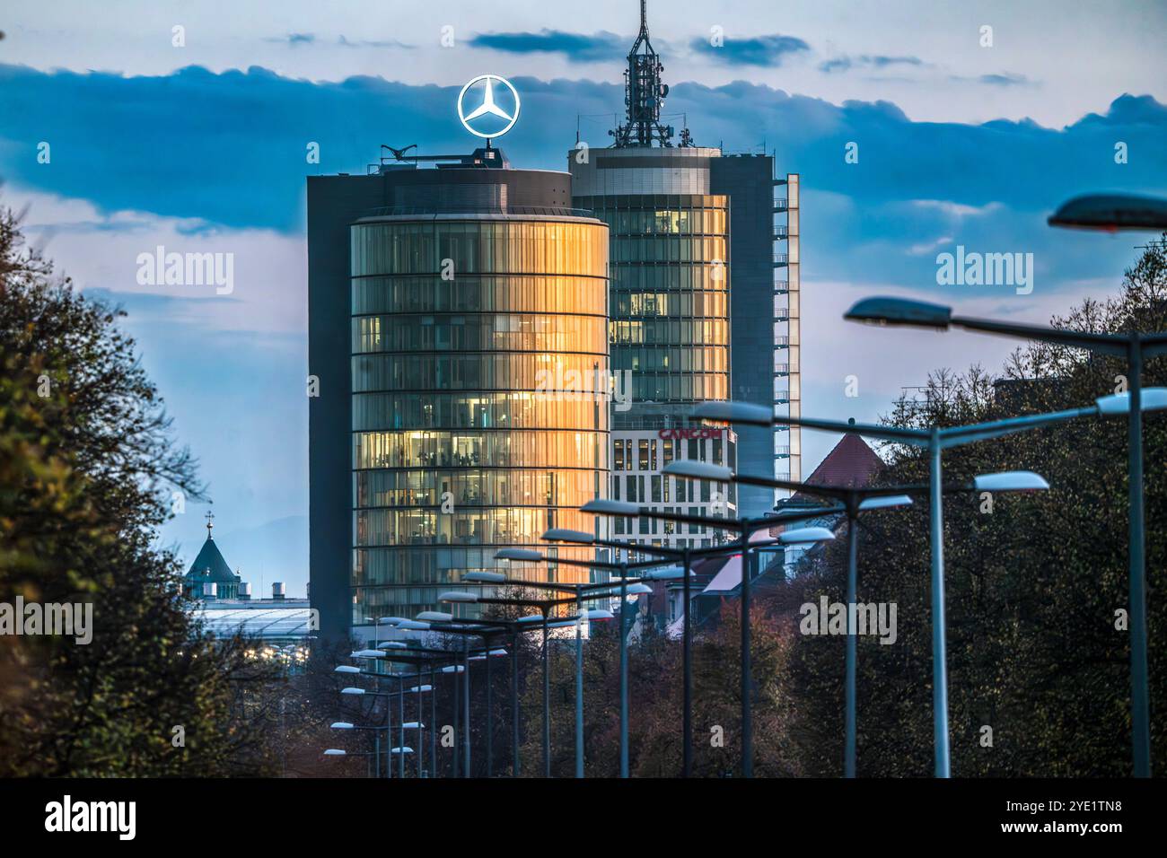 Mercedes Hochhaus an der Donnerbergerbrücke, München, Ende Oktober 2024 ...