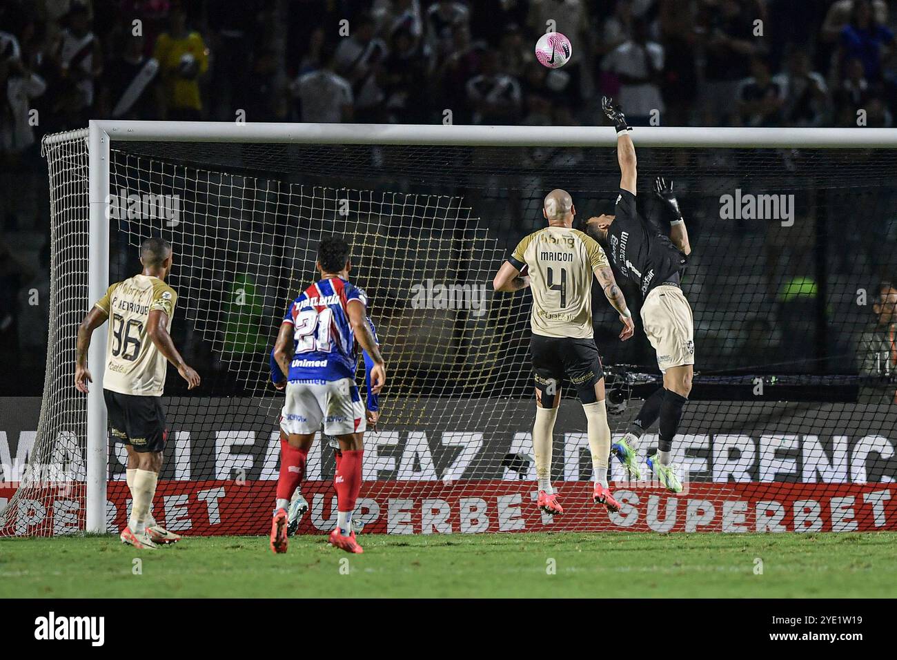 RJ - RIO DE JANEIRO - 10/28/2024 - BRAZILIAN A 2024, VASCO x BAHIA - Leo Jardim goalkeeper of ...