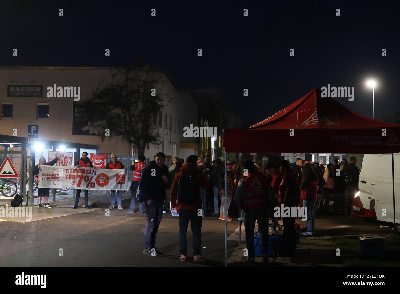 29 October 2024, Thuringia, Gera: Workers stand at the entrance to the ...