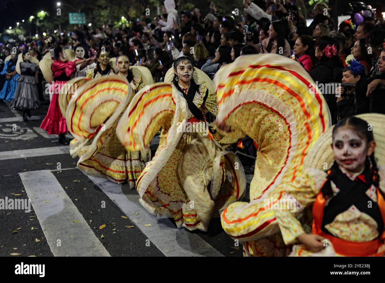 Dia de los Muertos: Day of the Dead Mega Parade of Catrinas Persons ...