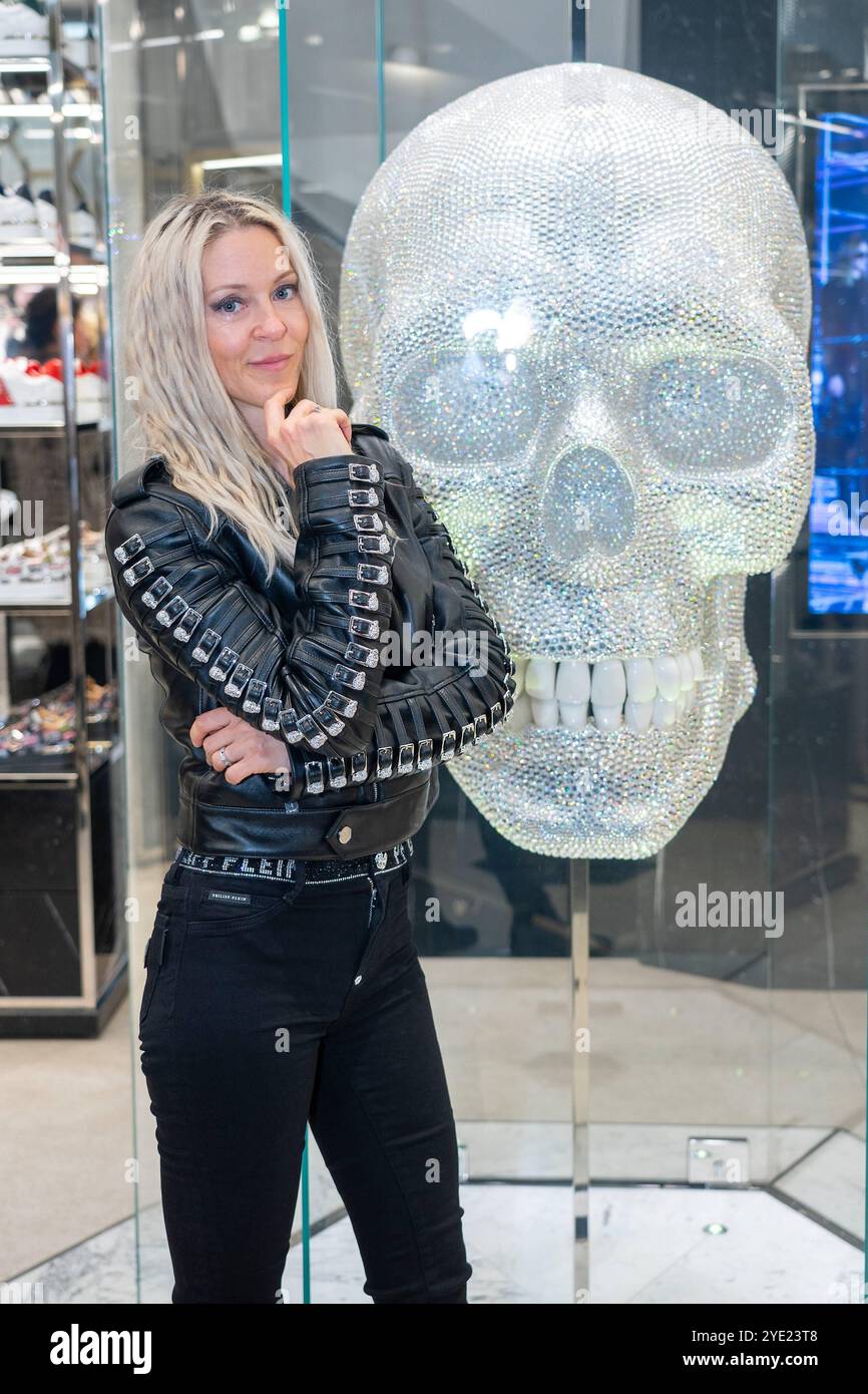 Vienna, Austria. 25th Oct, 2024. Simone Lugner gets dressed at Philipp ...