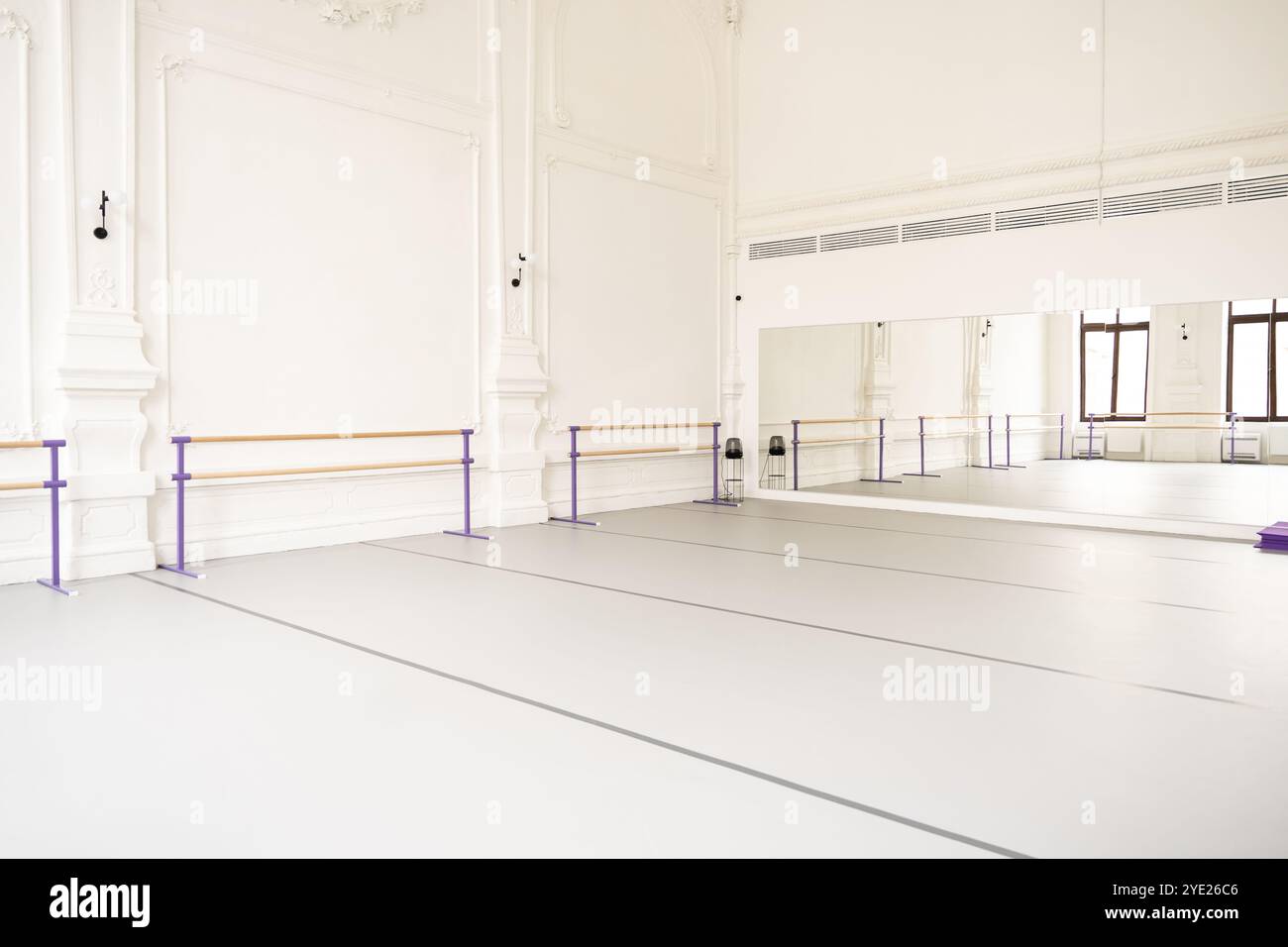 Ballet class classes hi-res stock photography and images - Alamy