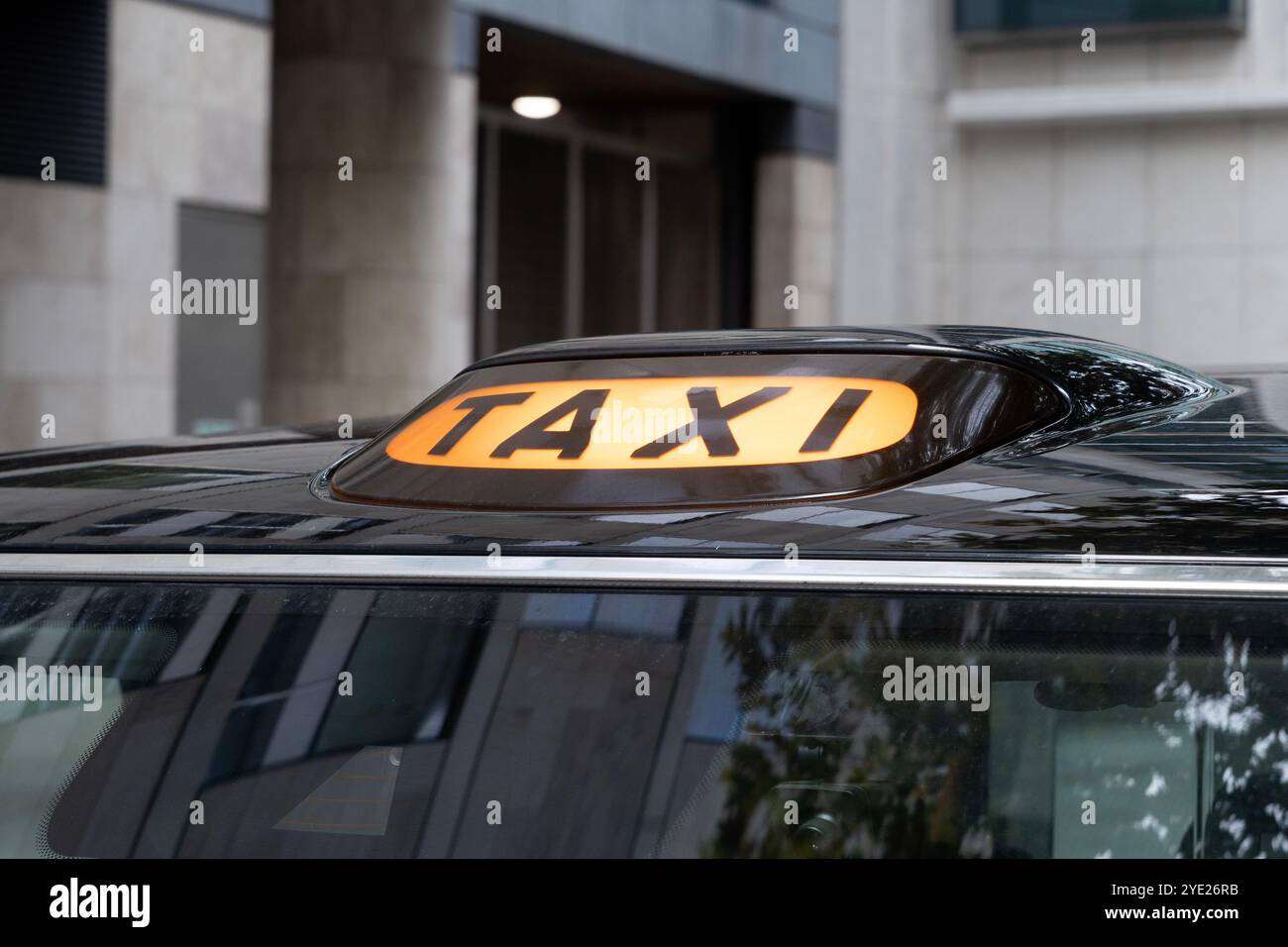 Taxi sing on the new electric cab in London Stock Photo - Alamy