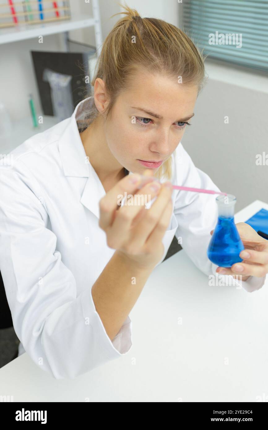 Using multi channel pipette hi-res stock photography and images - Alamy