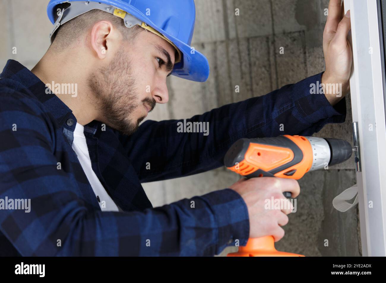 Male builder using screwdriver hi-res stock photography and images - Alamy