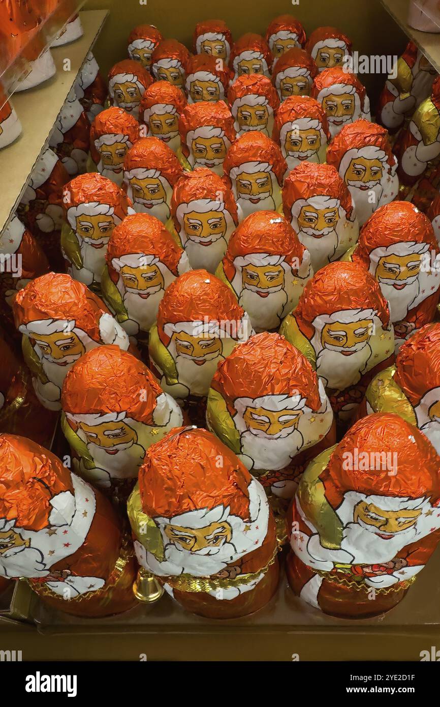 Display in shelf of wholesale retail of chocolate santa clauses ...