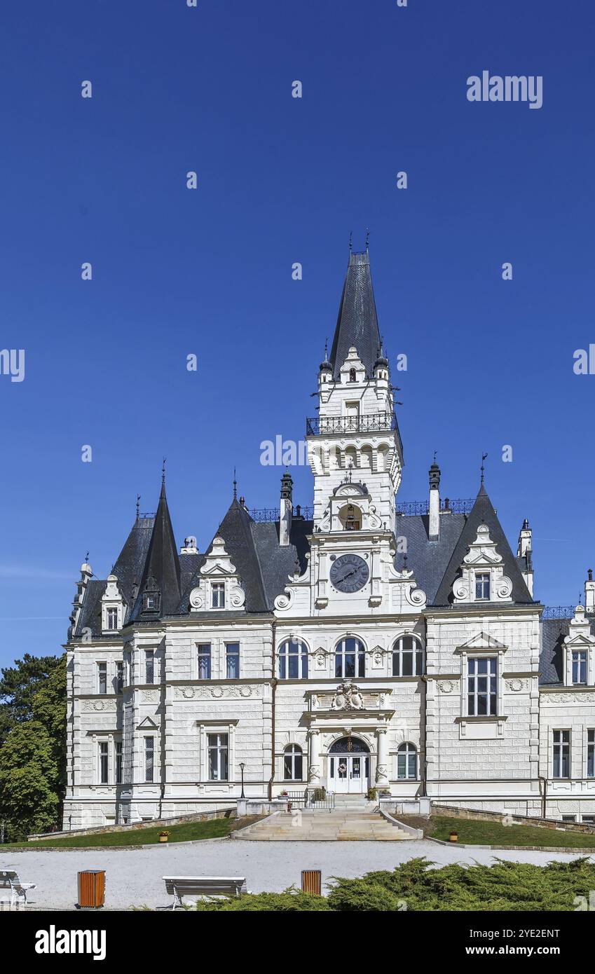 Nineteenth century castles hi-res stock photography and images - Alamy