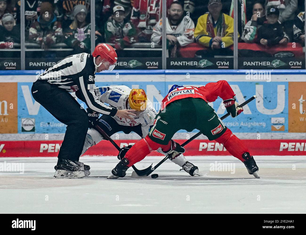 Hauptschiedsrichter Martin Frano fuehrt ein Bully aus zwischen Alex ...