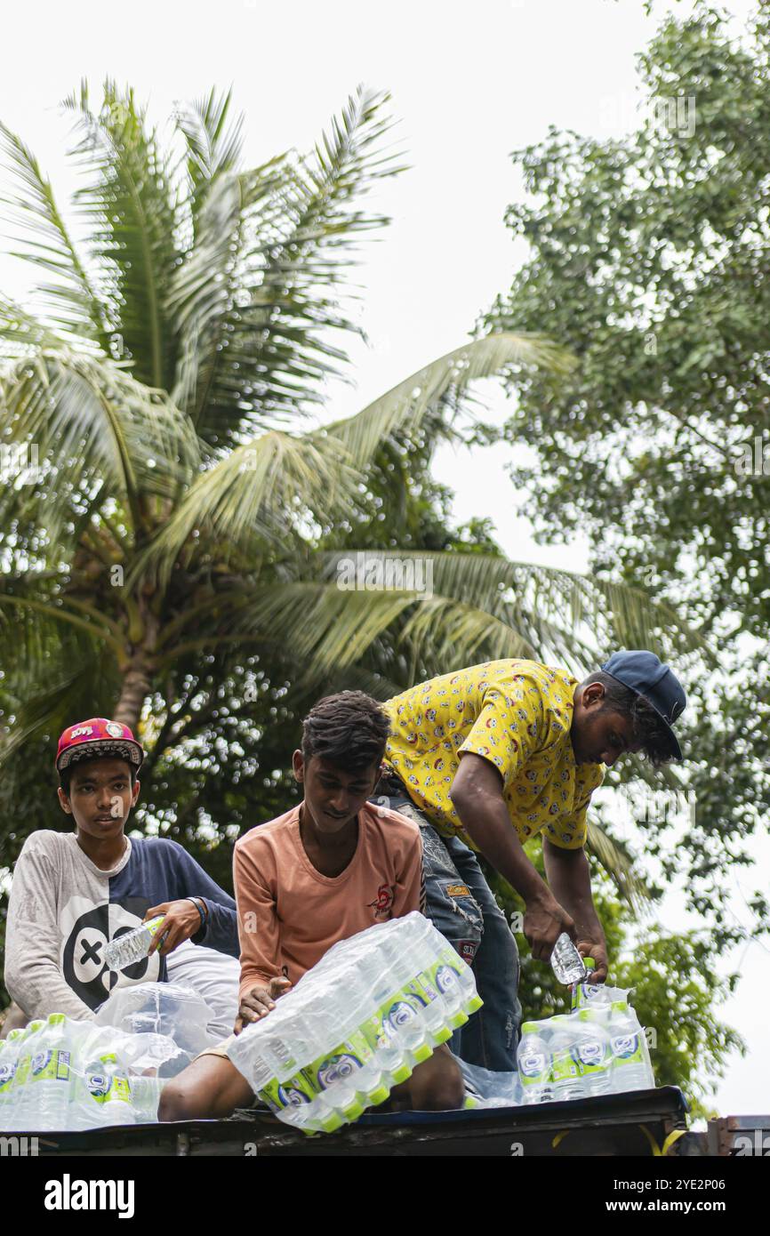 COLOMBO, SRI LANKA: 9th July 2022: Men distribute water as people unite ...
