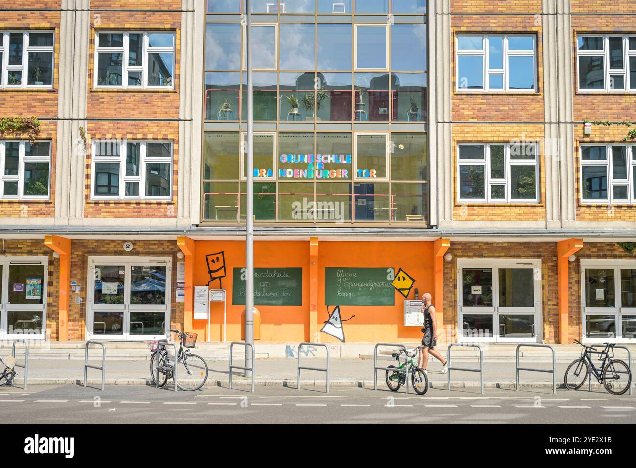 Elementary School at the Brandenburg Gate, Wilhelmstraße, Mitte, Berlin ...