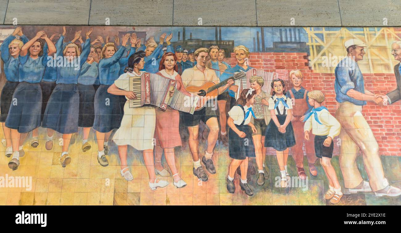 Max Lingner mural at the Detlev Rohwedder House, construction of the ...