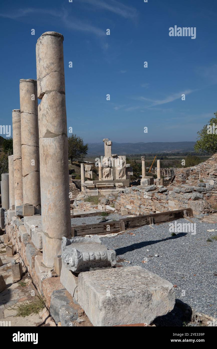 Ruins of columns and statues at Ephesus Turkey Stock Photo - Alamy