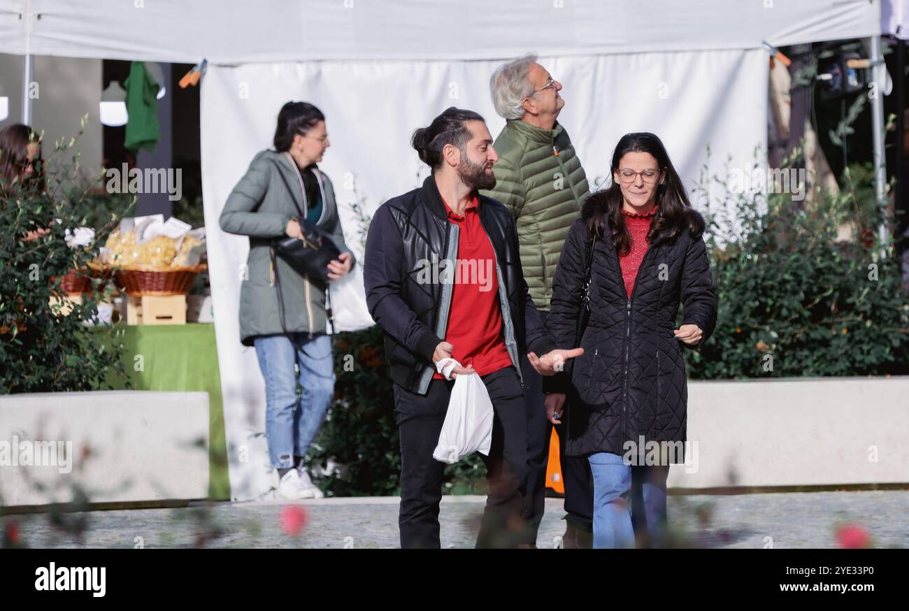 Outdoor market various stalls visitors hi-res stock photography and ...