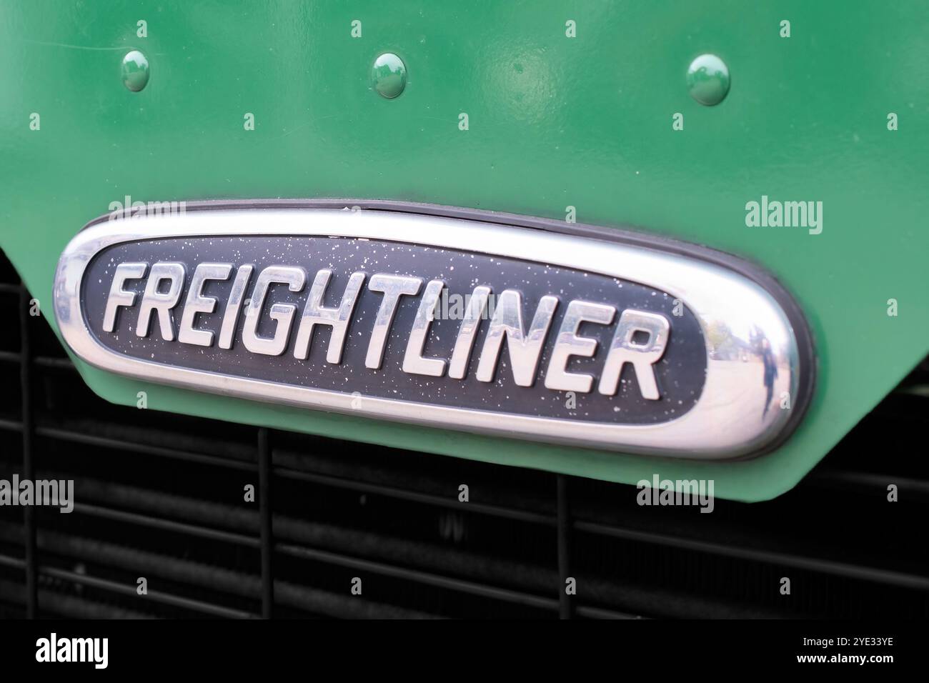 Freightliner truck logo displayed on the vehicle’s hood Stock Photo - Alamy
