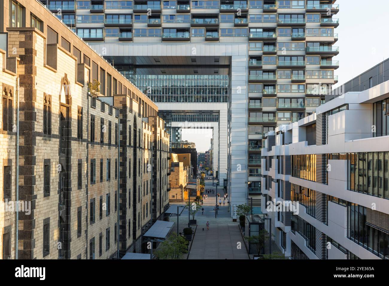 the apartment and office building Halle 11 (left), the Crane Houses and ...
