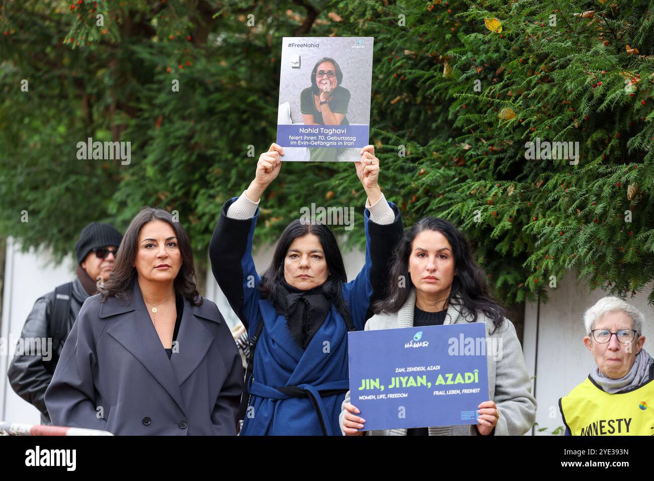 Berlin, Germany. 29th Oct, 2024. Düzen Tekkal, Jasmin Tabatabai and ...