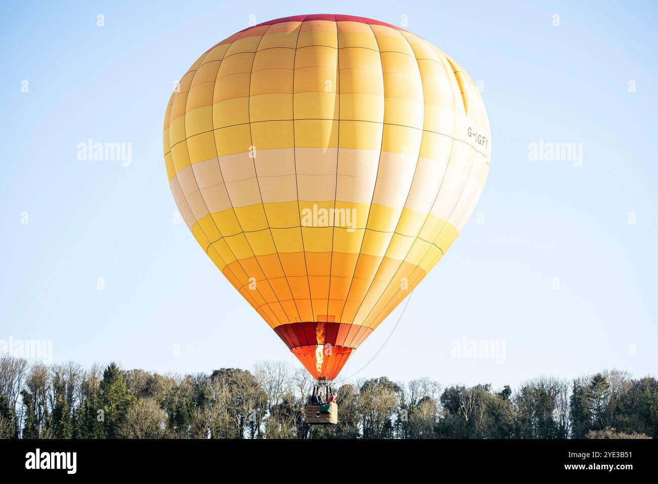 Hot air balloon in the sky countryside hi-res stock photography and ...