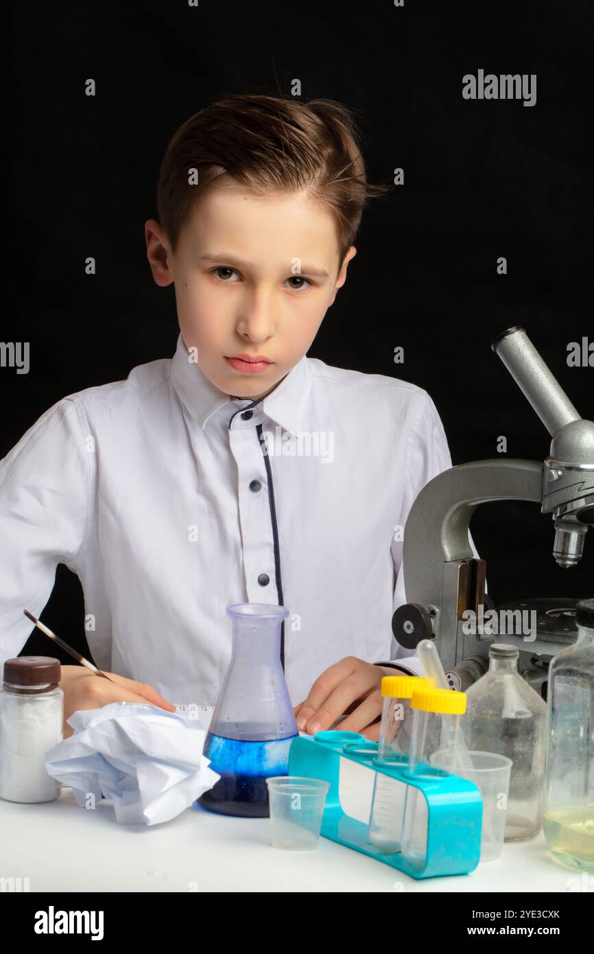 Child in chemistry class hi-res stock photography and images - Alamy