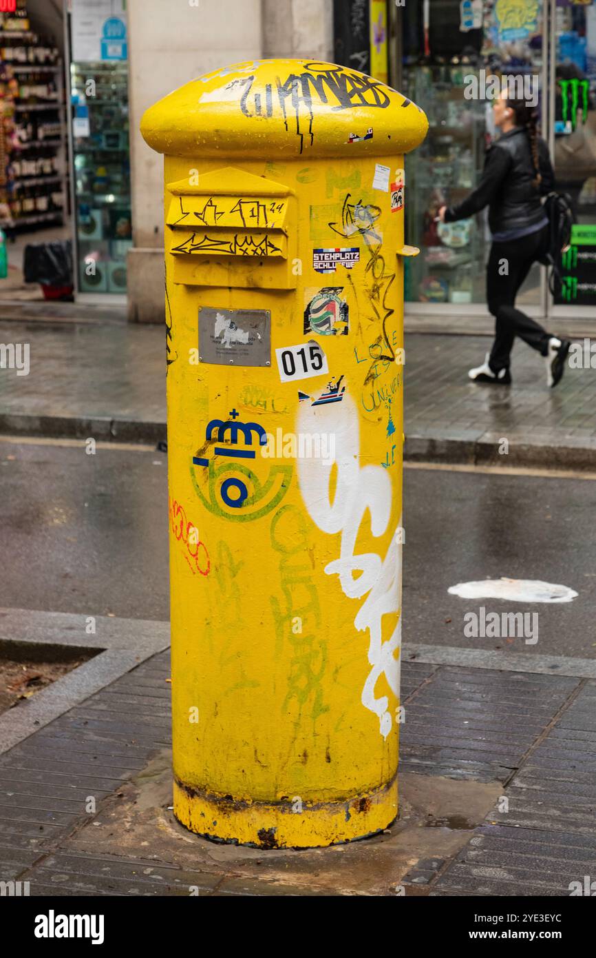 Spanish Yellow post box, Barcelona, Catalonia, Spain Stock Photo - Alamy