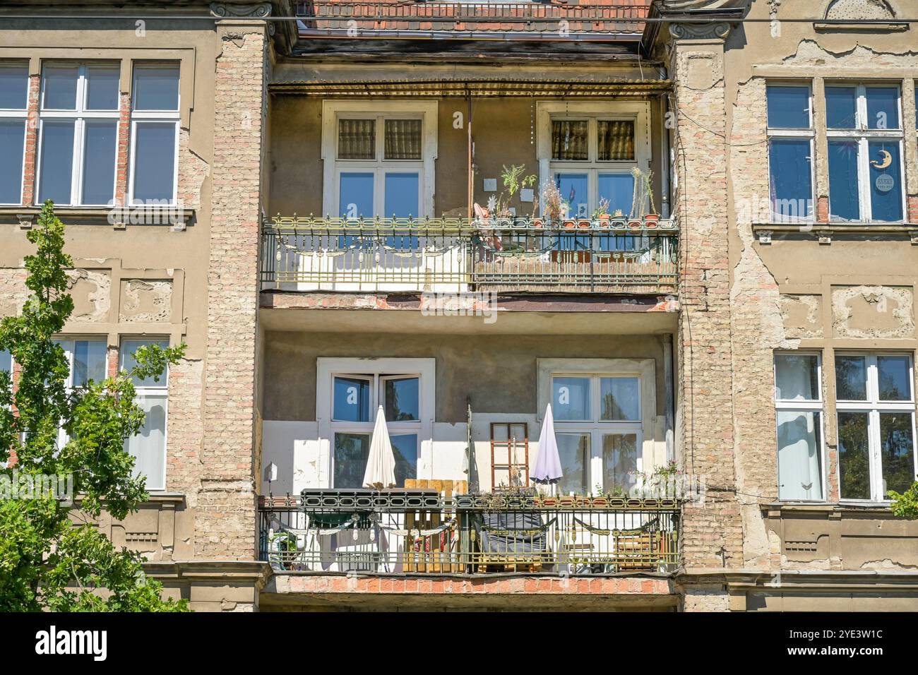 Verfallendes Haus, kaputte Fassade, Berliner Straße 93, Berliner ...