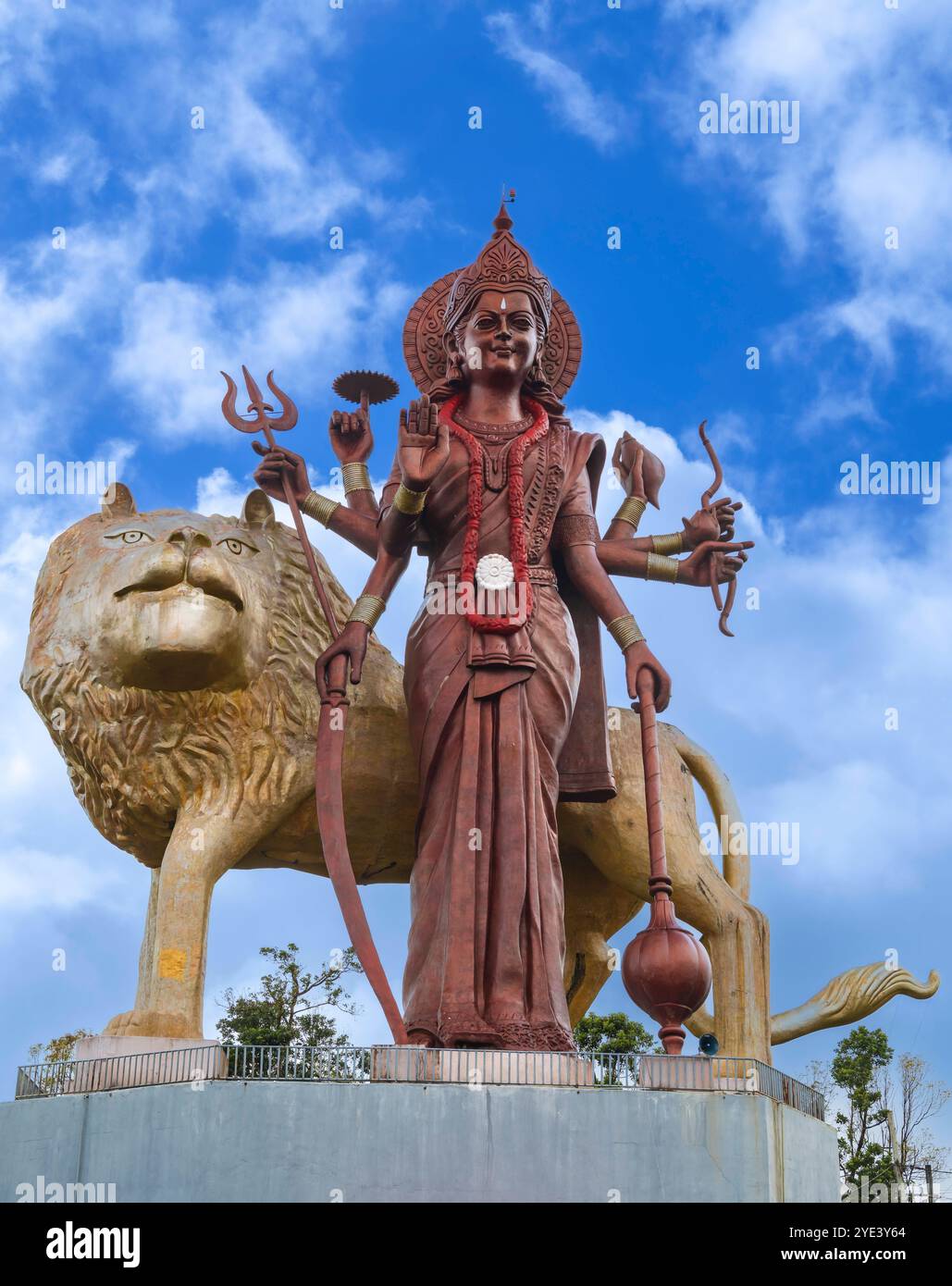 riesige Statue von Durga , hinduistischer Tempel Ganga Talao, Grand ...