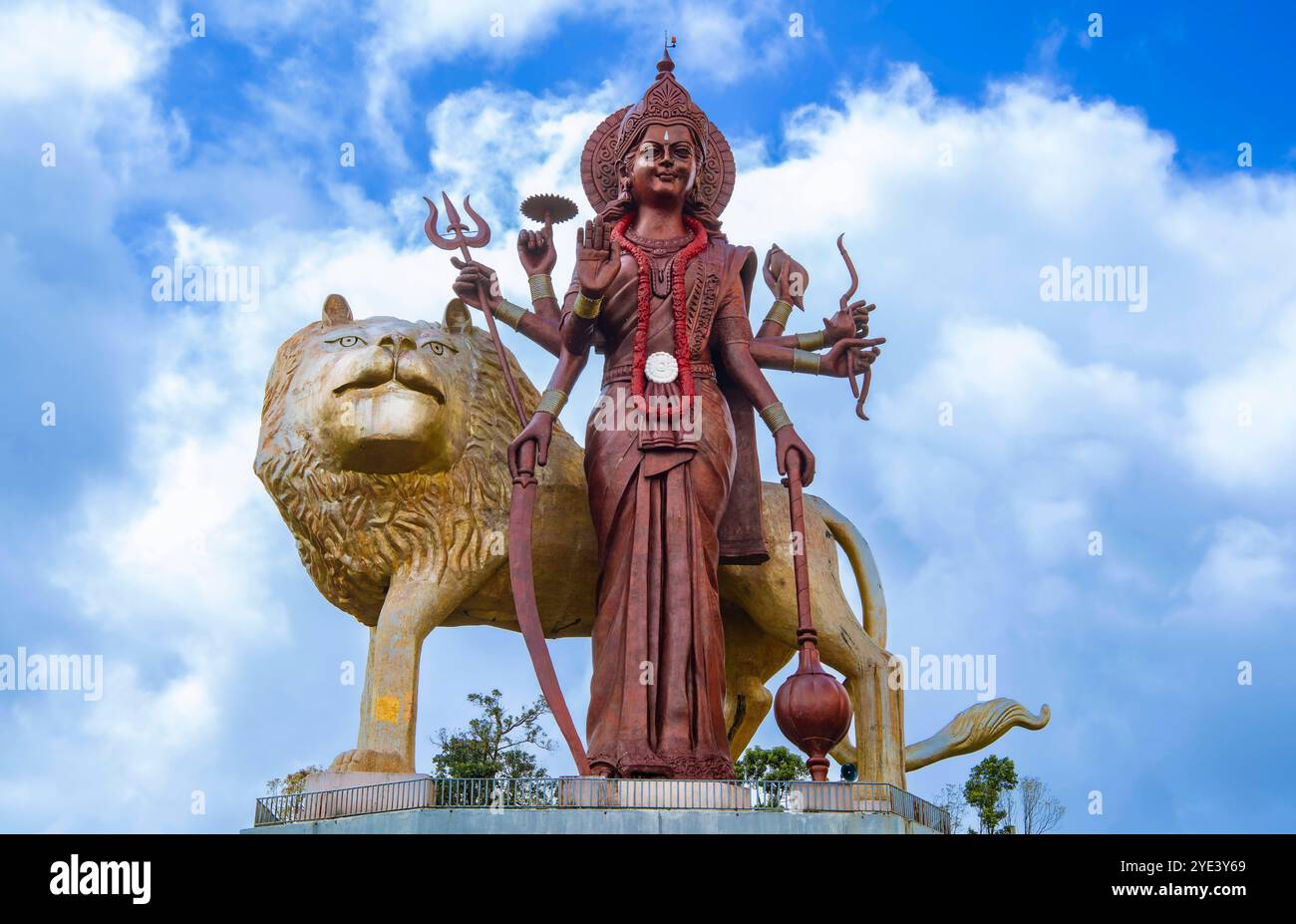 riesige Statue von Durga , hinduistischer Tempel Ganga Talao, Grand ...
