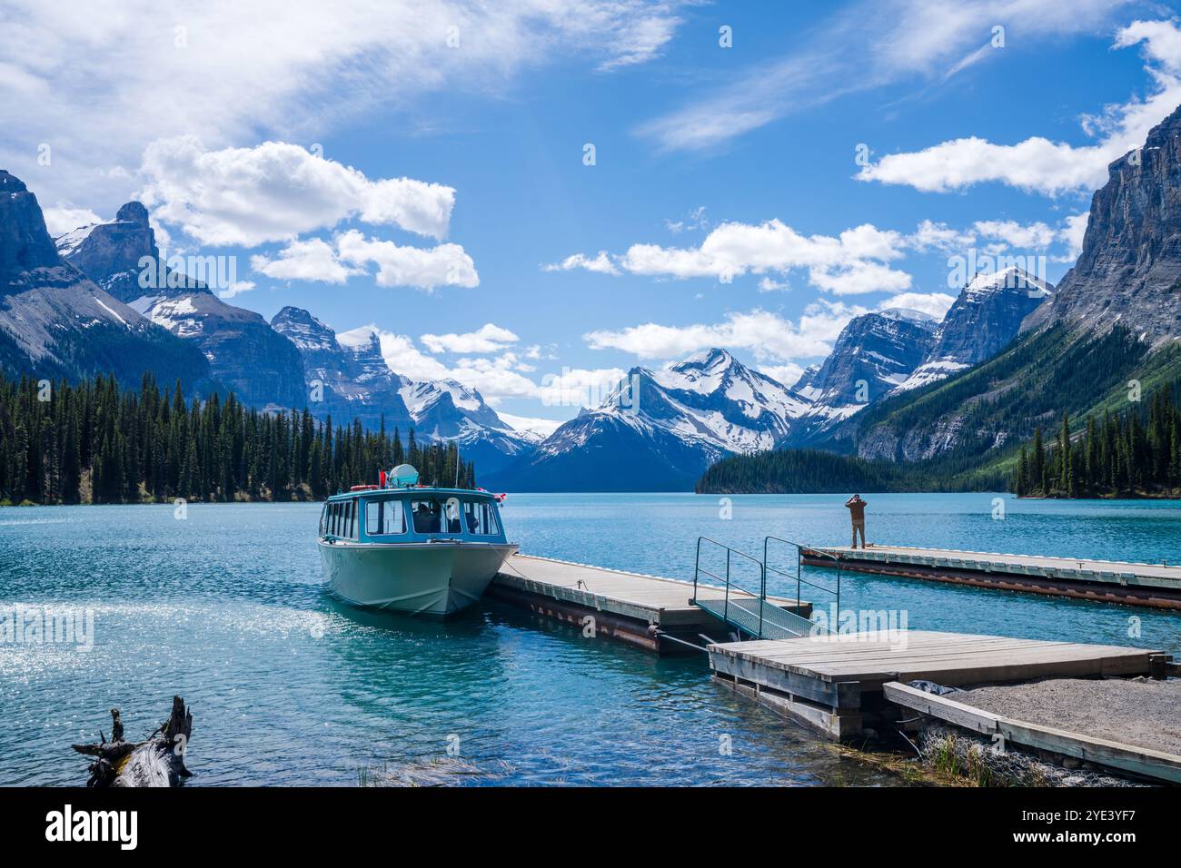 Maligne Lake Cruise boat pier at spirit island. Maligne Lake summer ...