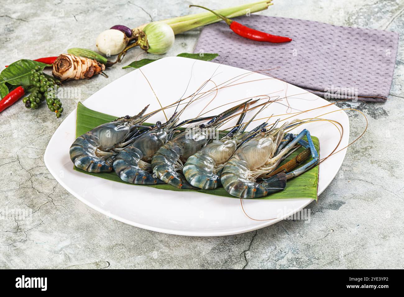 Raw blue river prawn in the plate for cooking Stock Photo - Alamy
