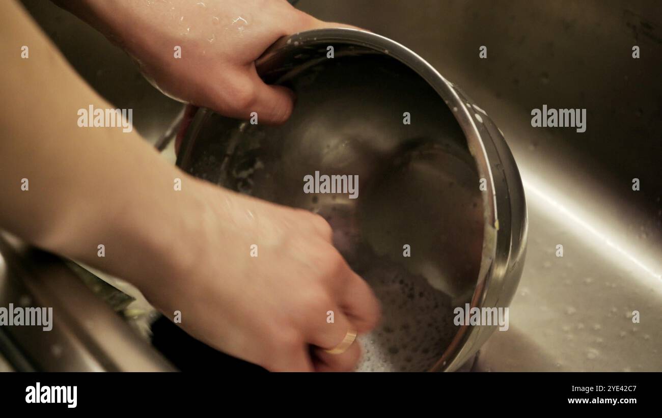 Washing up bowl flowing water hi-res stock photography and images - Alamy