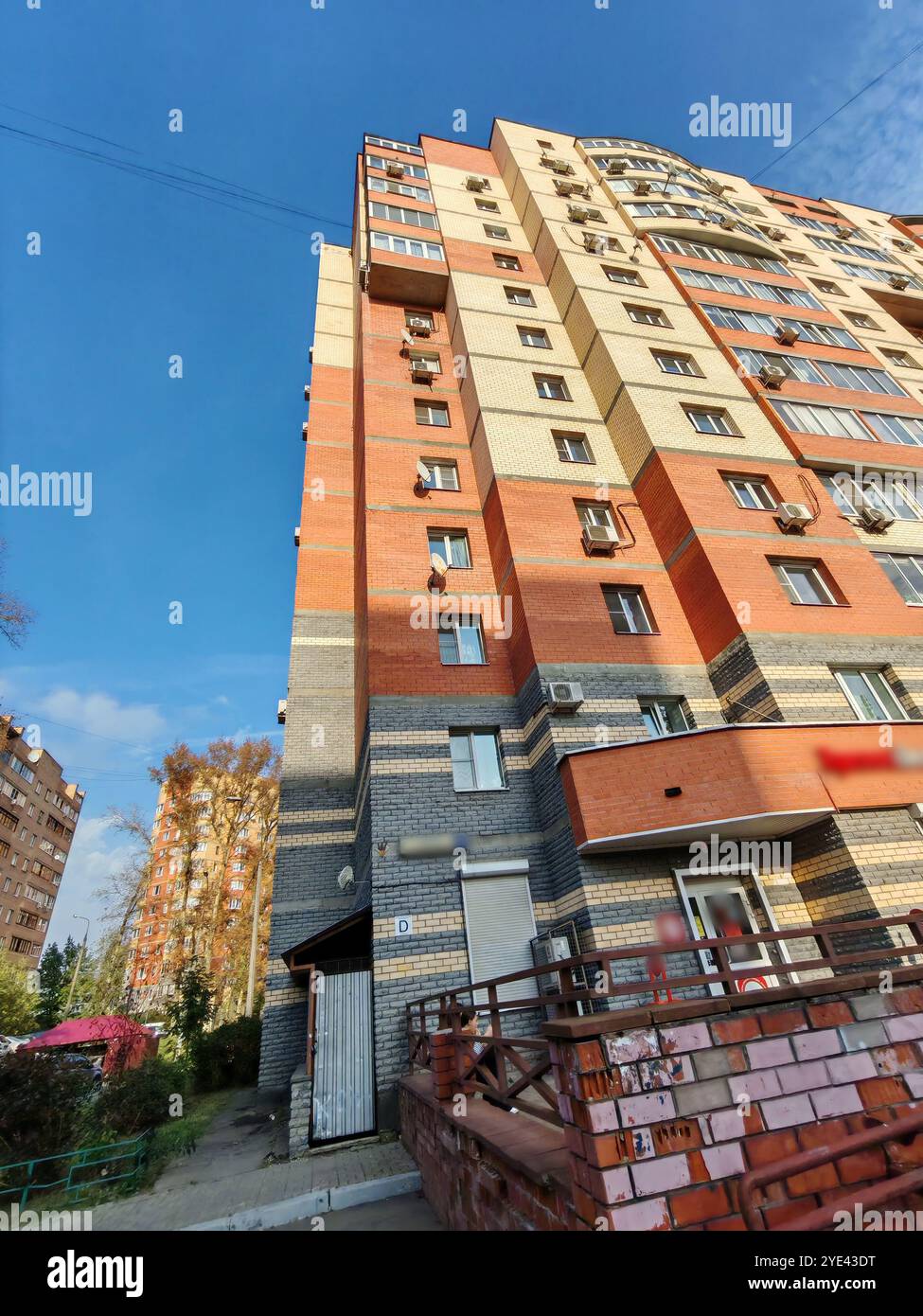 High rise building air conditioning units hi-res stock photography and ...