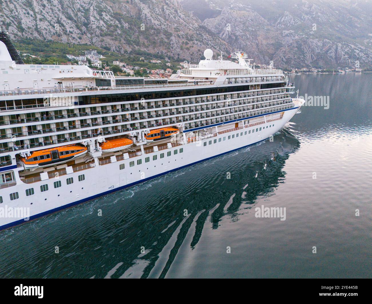 Ship sails past water hi-res stock photography and images - Alamy